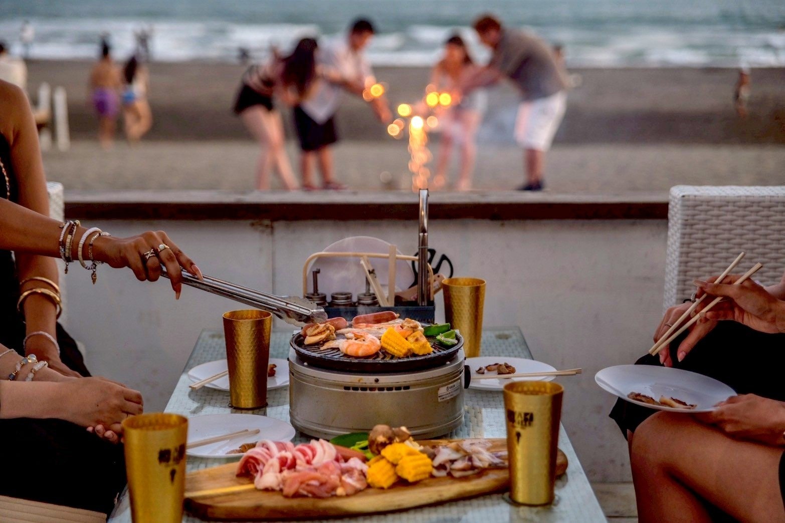 鎌倉 由比ガ浜で手ぶらBBQ！アフター6の新たな楽しみ方！灼熱の昼間を避けて、夕暮れのビーチで涼しく優雅にBBQ＆花火も楽しめるお得なプランが登場 | トラベルスポット